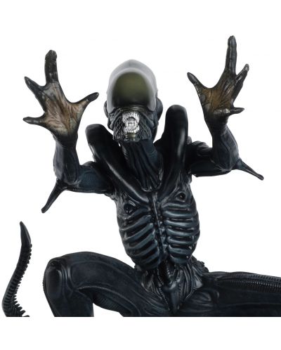 Статуетка Eaglemoss Movies: Alien - Vent Attack Xenomorph, 25 cm | Ozone.bg