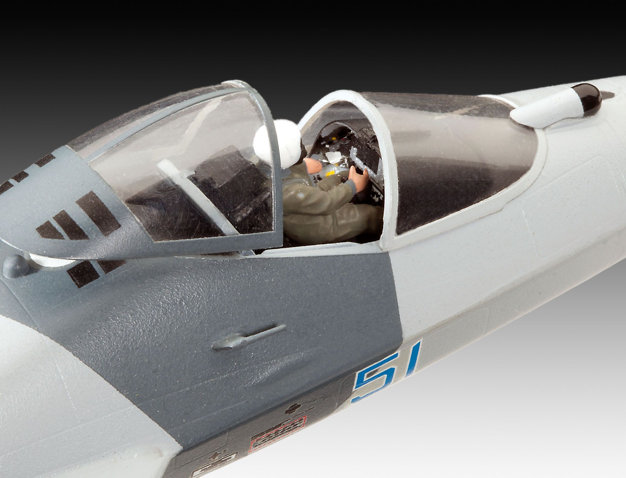 Сглобяем модел на военен самолет Revell - Sukhoi T-50 (04664) | Ozone.bg