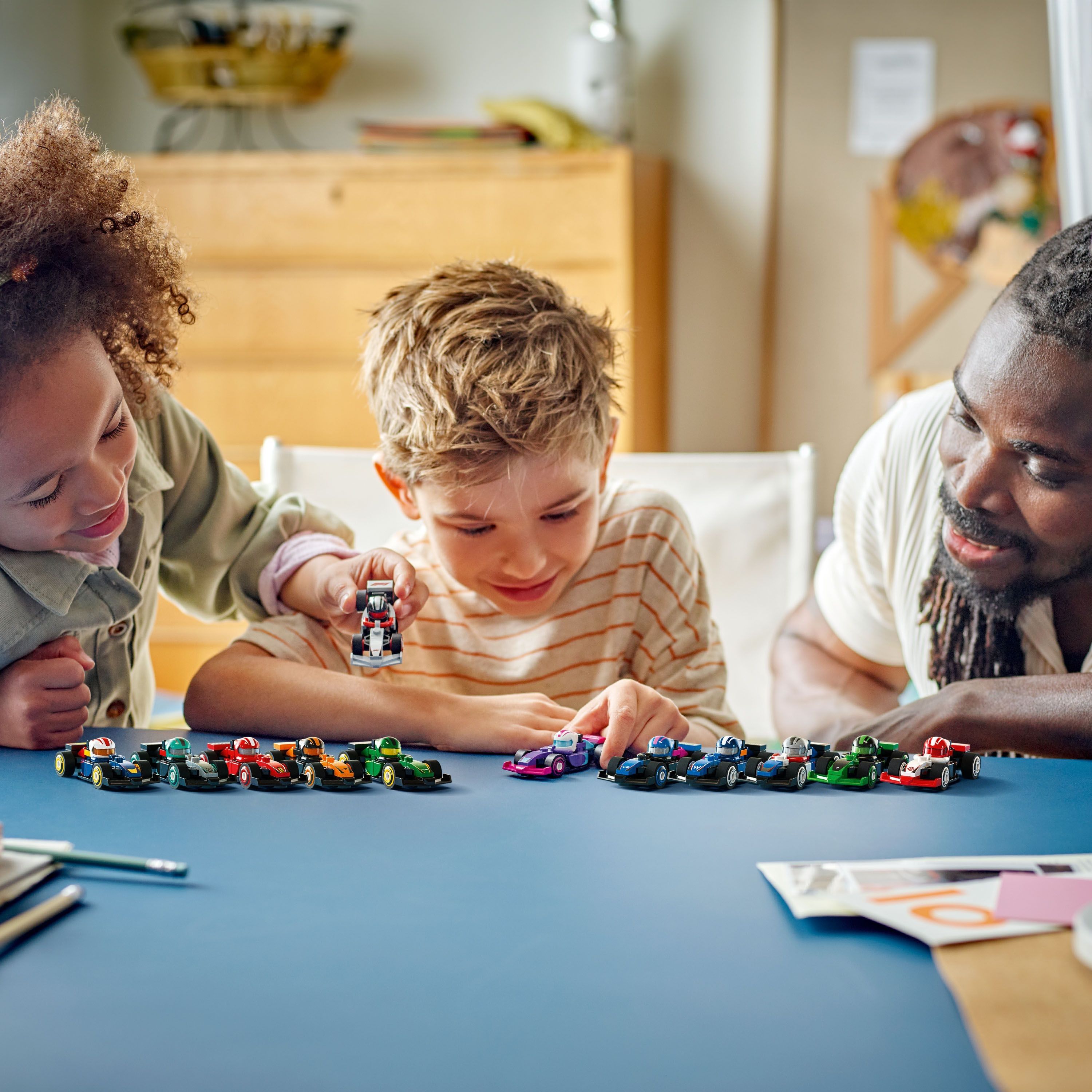 Фигура изненада LEGO Minifigures Formula 1 - F1 състезателни коли ...