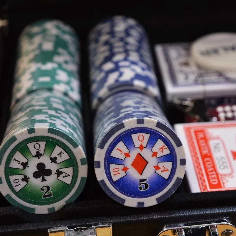 Комплект Modiano - Кожено куфарче с 200 покер чипа с номинали | Ozone.bg