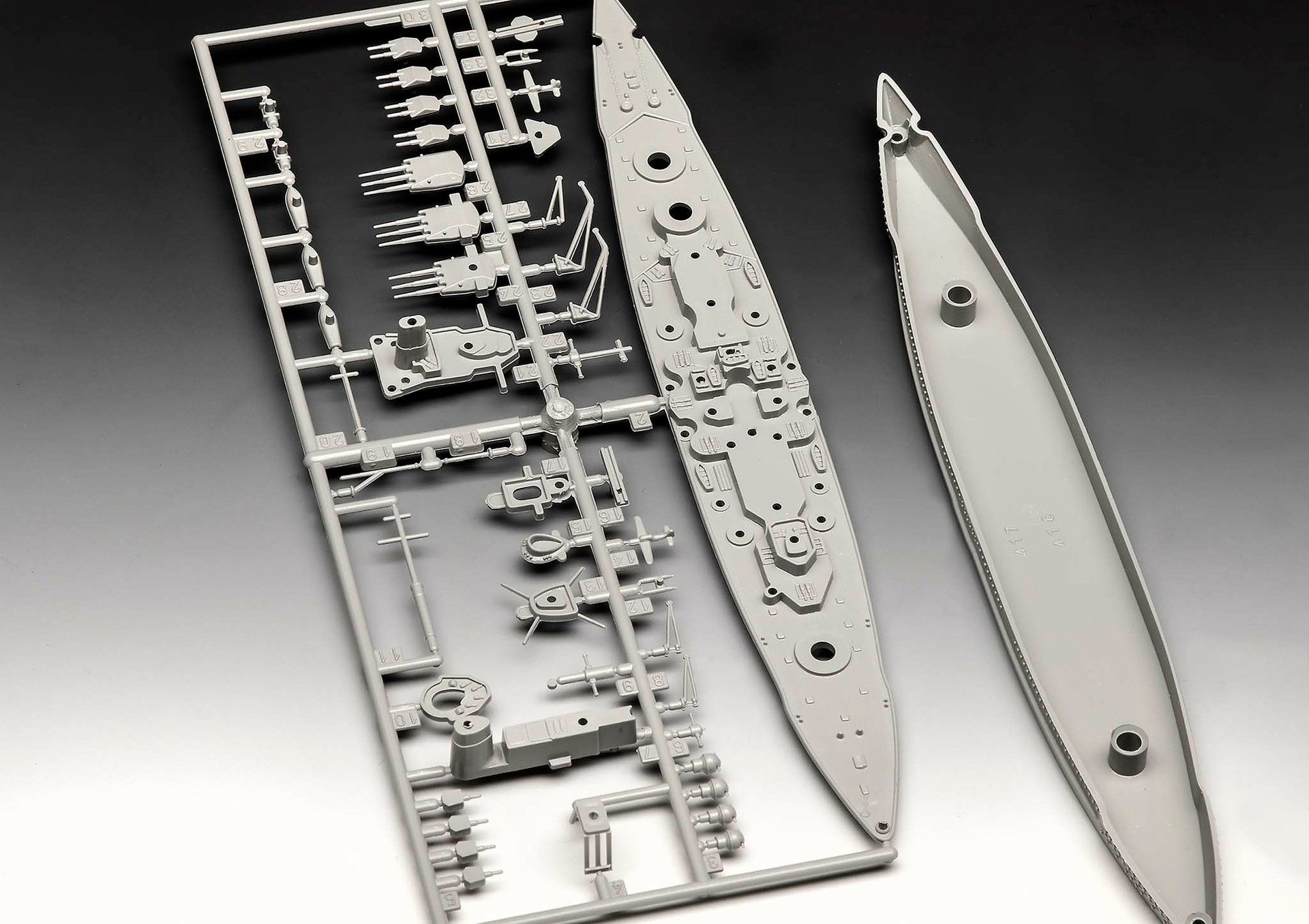 Сглобяем модел Revell Военни: Кораби - Гнайзенау | Ozone.bg