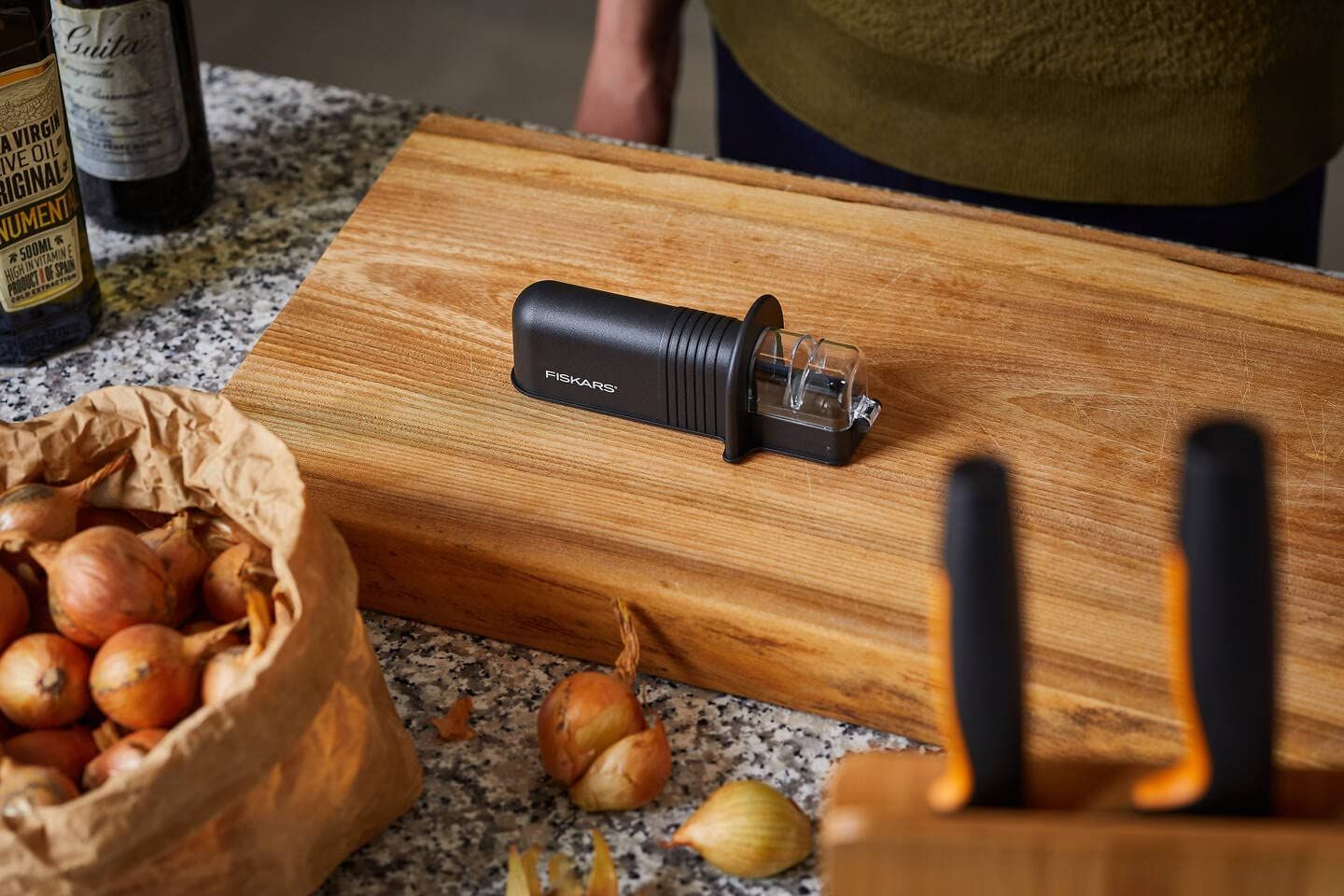 Точило за ножове с японски керамичен камък Fiskars - Essential | Ozone.bg